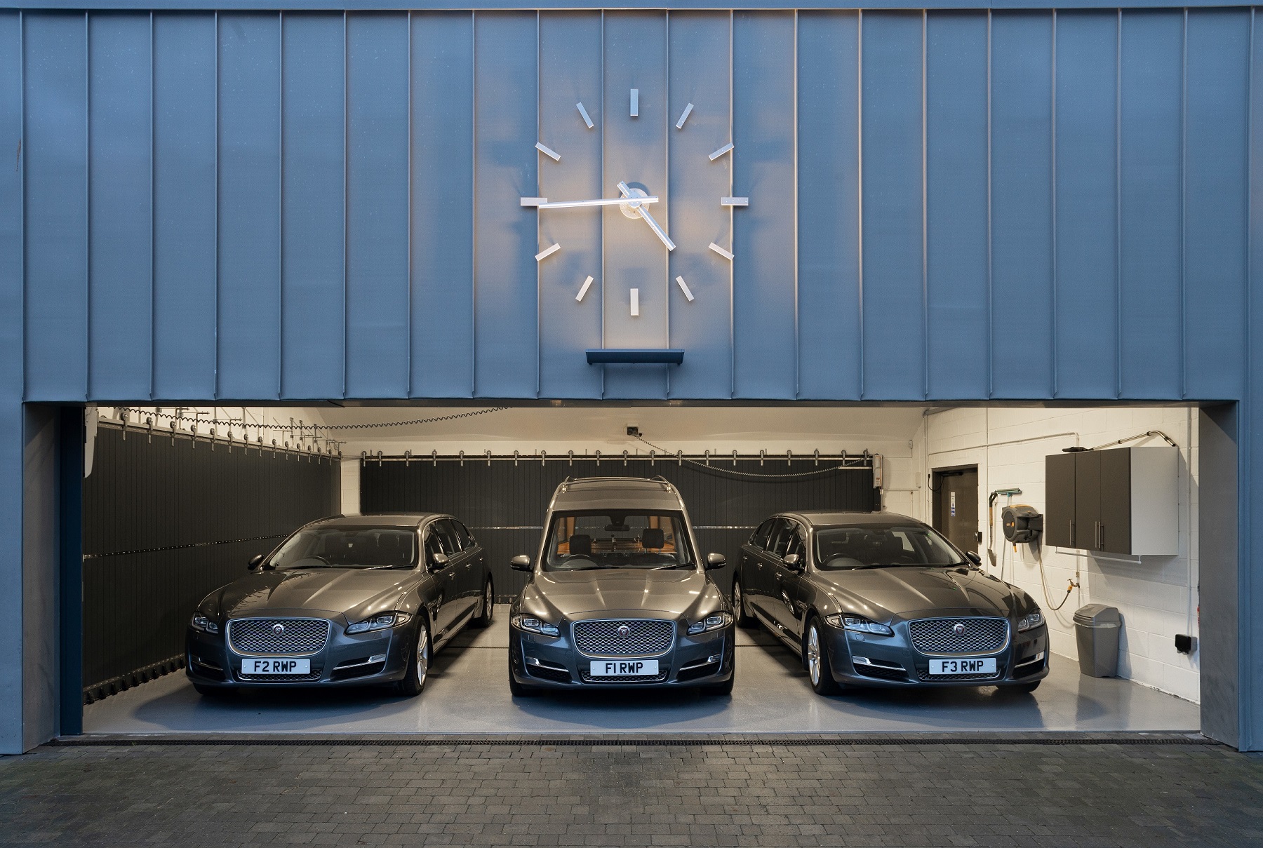 Rundum Meir Original side sliding round-the-corner garage doors